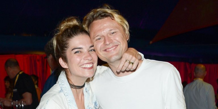 Annie Murphy Biography, Height, Weight, Age, Movies, Husband, Family ...