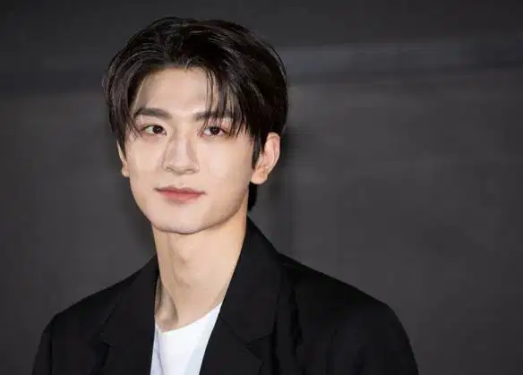 Lin Yi Biography, Height, Weight, Age, Movies, Wife, Family, Salary, Net Worth, Facts & More ...
