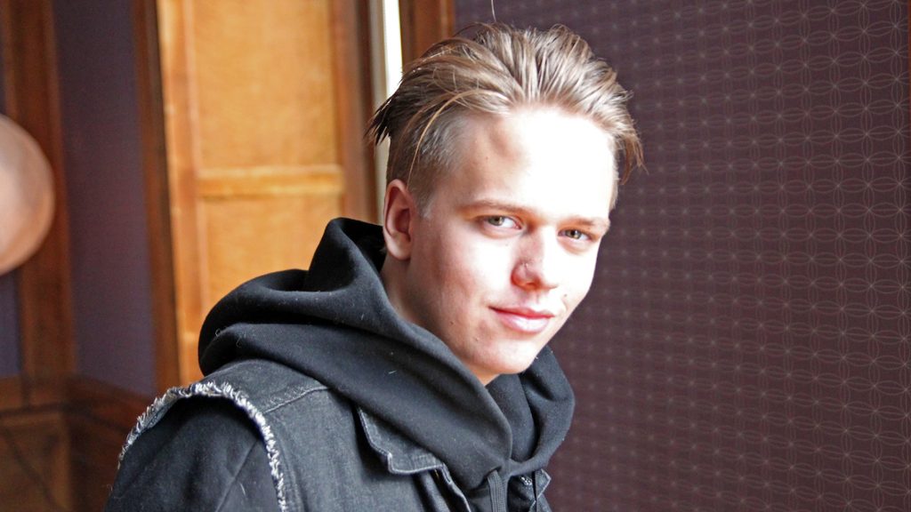 Sam Skarsgård Biography, Height, Weight, Age, Movies, Wife, Family ...