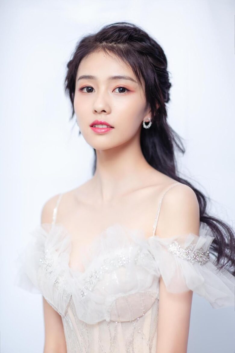 Bai Lu Biography, Height, Weight, Age, Movies, Husband, Family, Salary ...